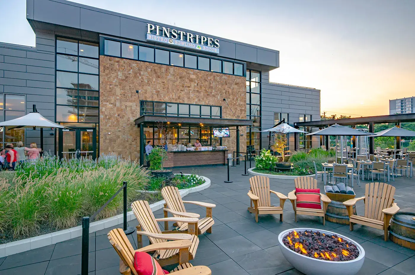 Pinstripes Oak Brook: Where Entertainment, Dining & Fun Come Together ...